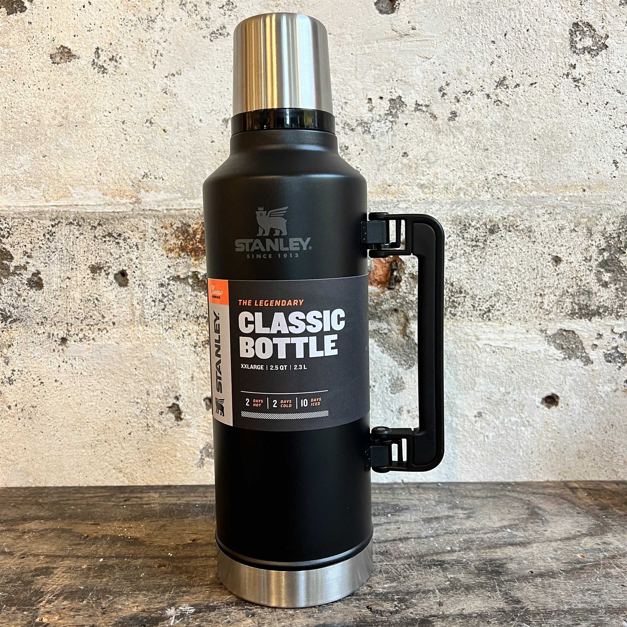Classic Thermos Black 2.3L - Black & Blue Shop
